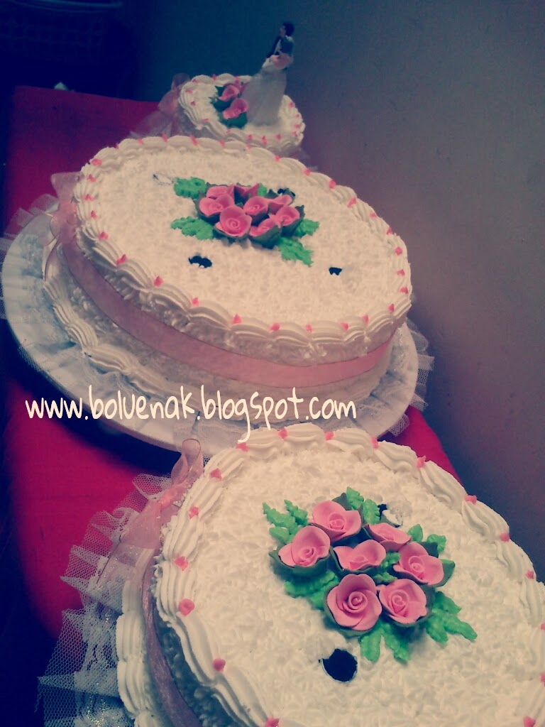Toko Kue Bolu Enak: Wedding cake bentuk bulat 3 tingkat plus rak mawar pink