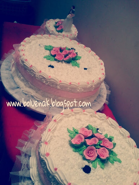 Toko Kue Bolu Enak: Wedding cake bentuk bulat 3 tingkat plus rak mawar pink
