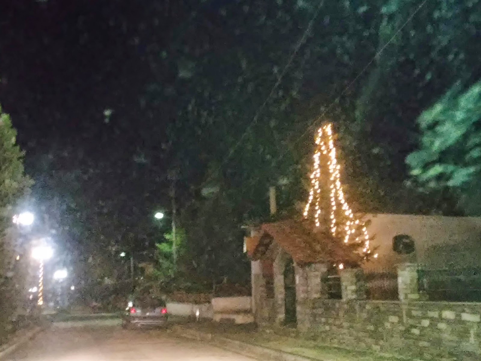 Απιθανοι Χριστουγεννιατικοι στολισμοι σε σπιτια και πλατειες στο χωριο μας!