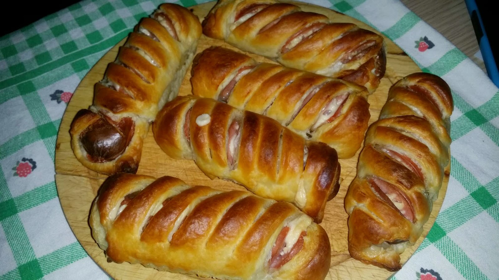 Hot dog di pasta sfoglia con wurstel ripieni al formaggio | Cooking ...