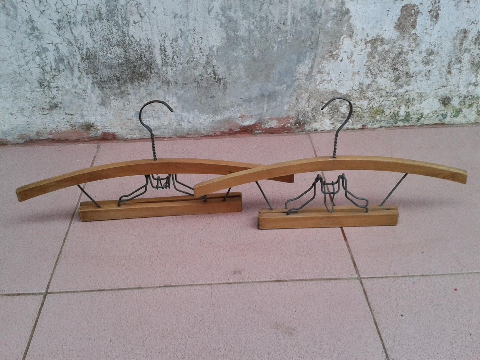 AntikAntikan: Hanger kayu NOS