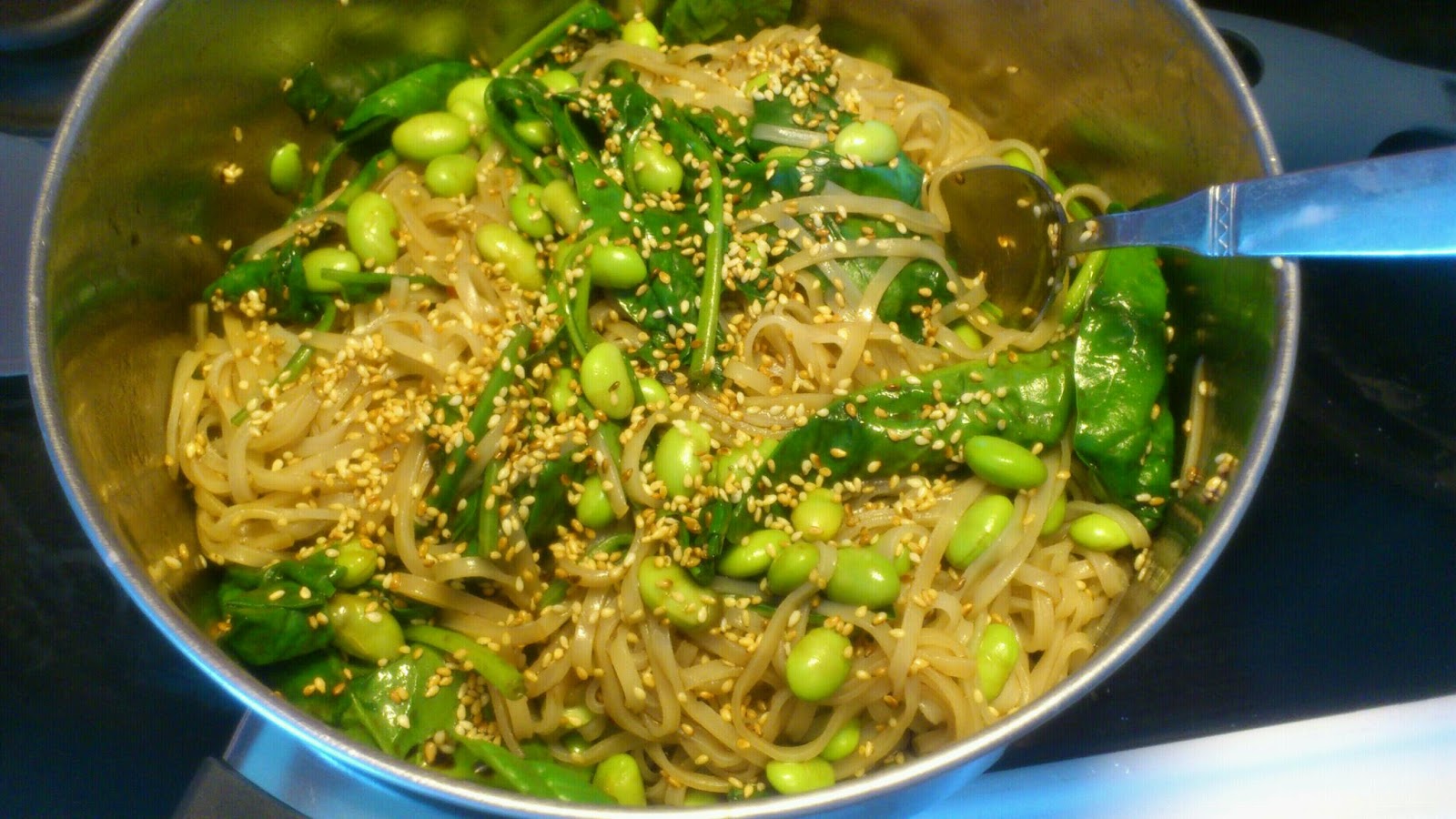 anjos mat: Risnudelsallad med sesamfrö