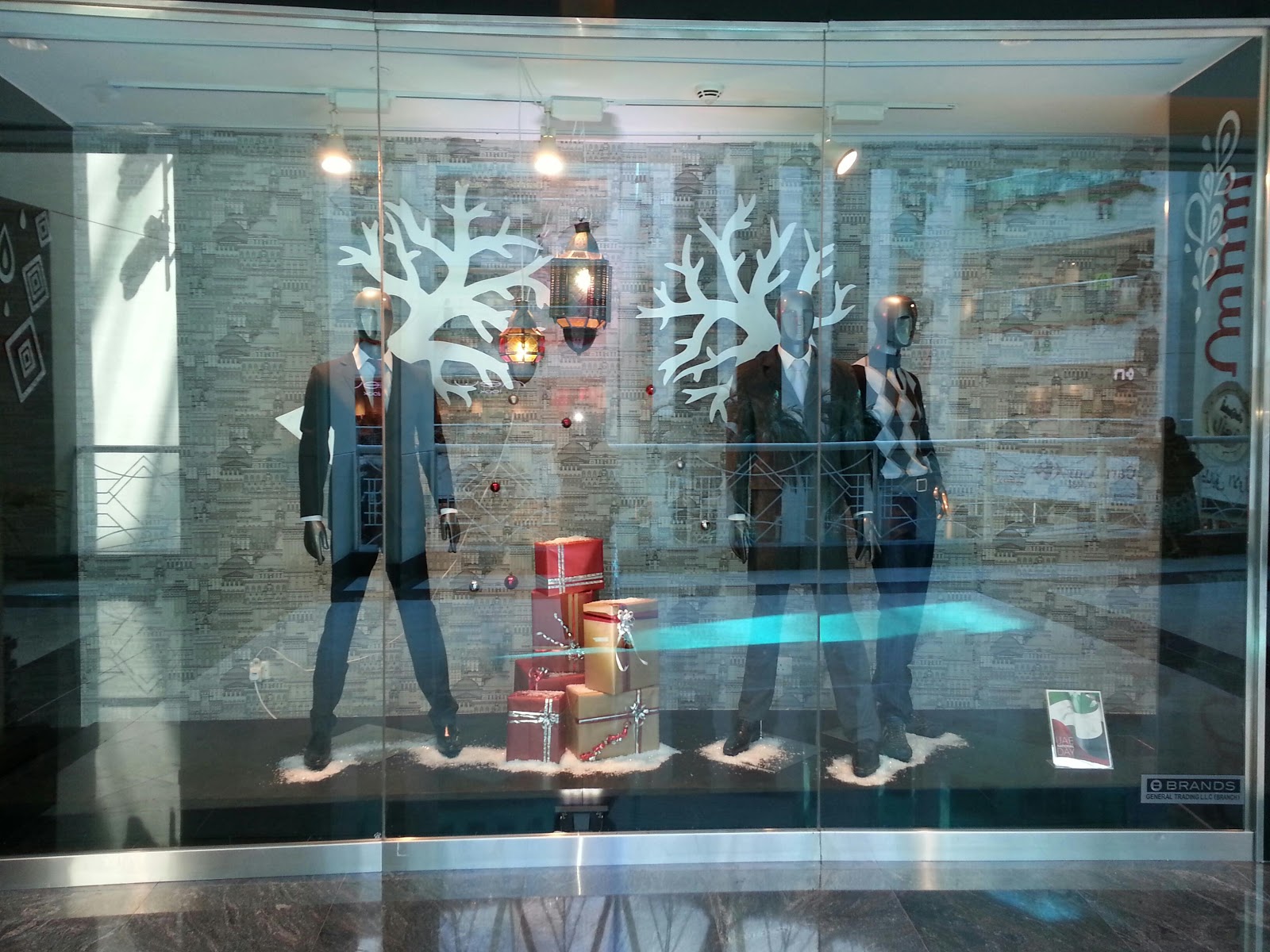 Fashionista on the Move: Inspirational Xmas window displays to a budget
