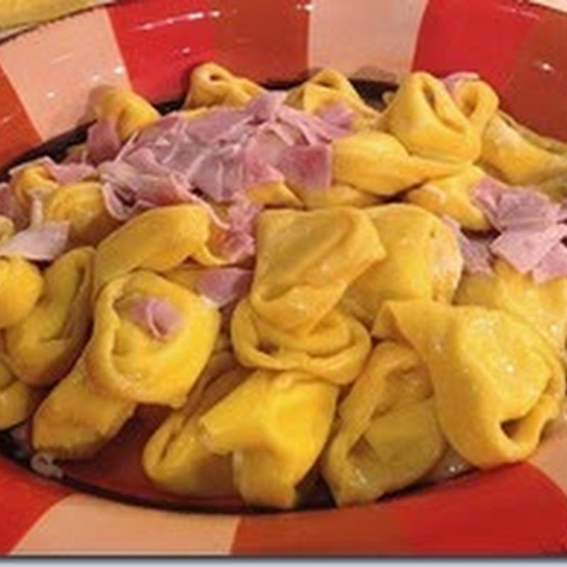 Tortelloni di formaggio con burro e cotto