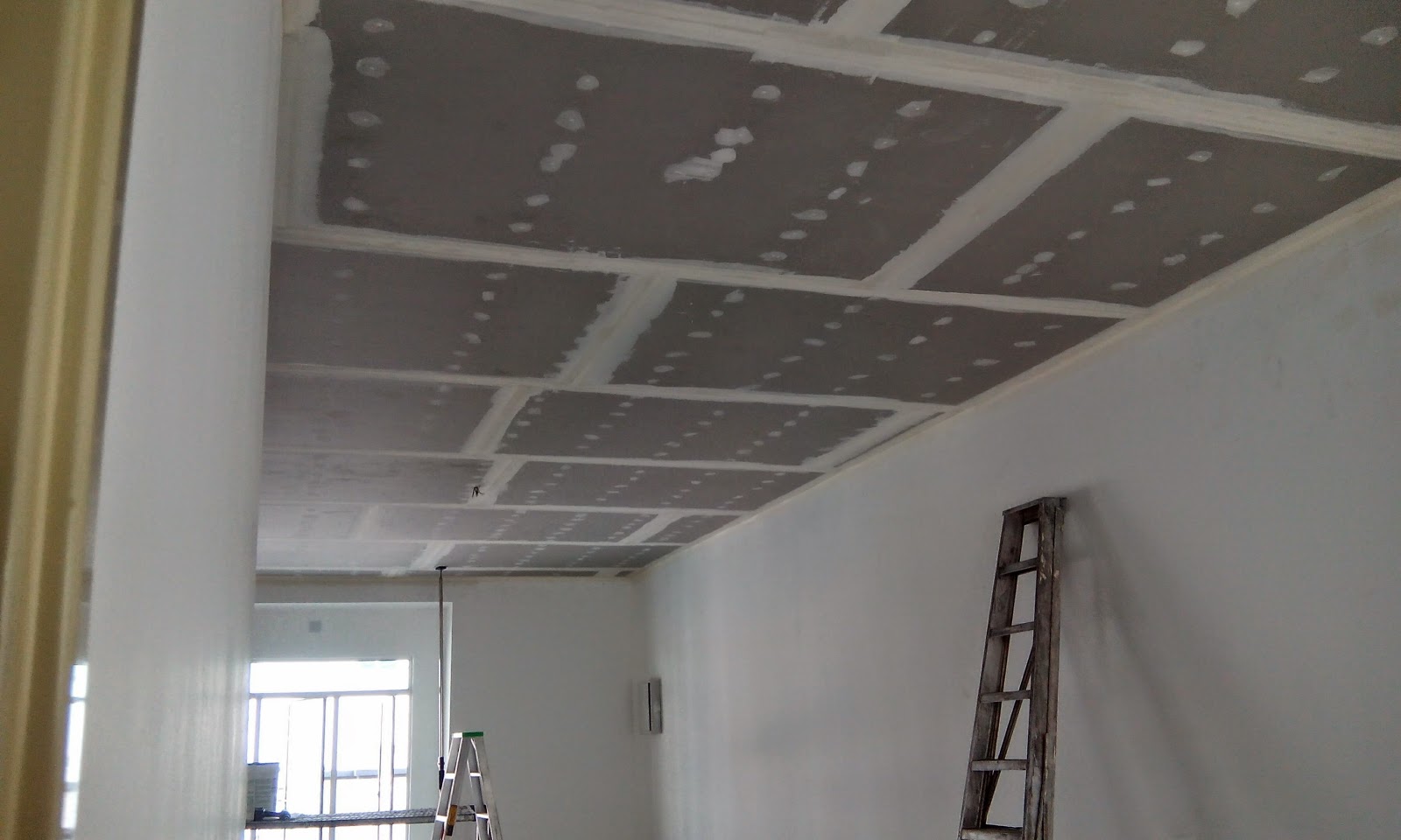 Plaster Ceiling and Wall (drywall gypsum construction): Flat plaster ...