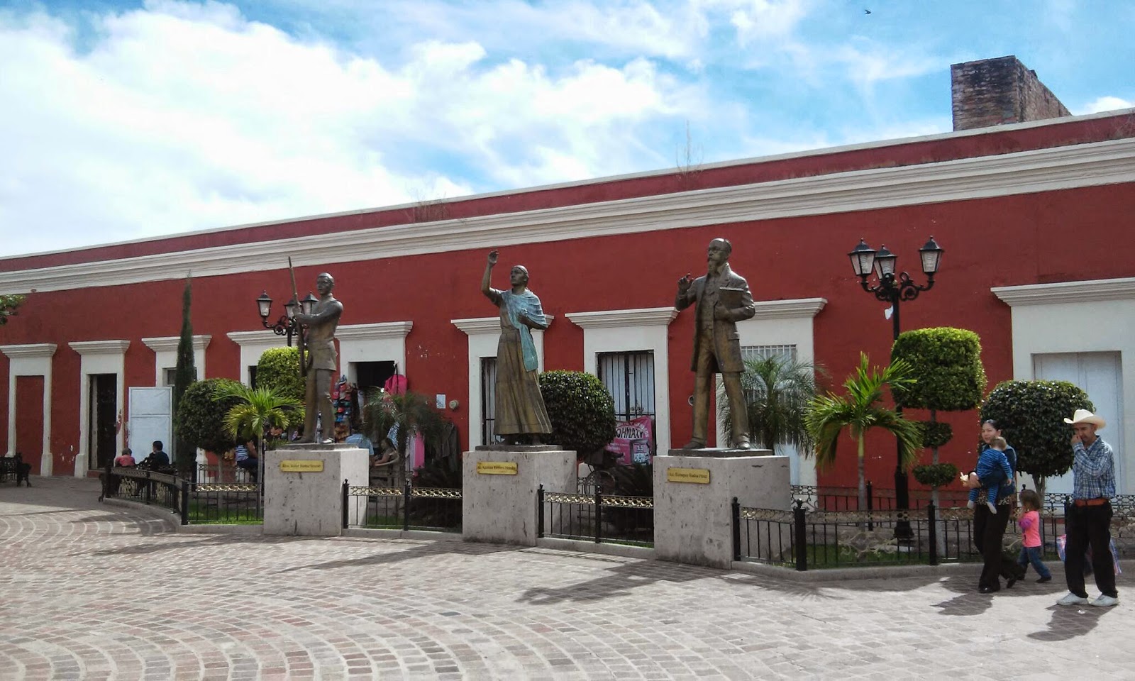 Mocorito Bonito: Plazuela Los Tres Grandes 2