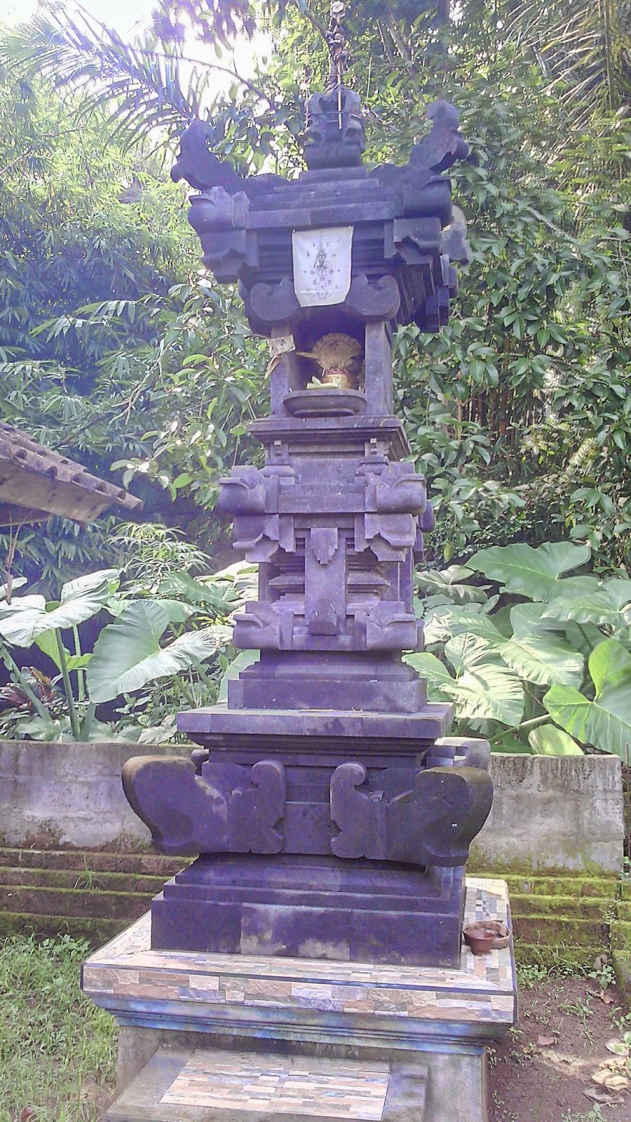 Pelinggih batu hitam umanyar
