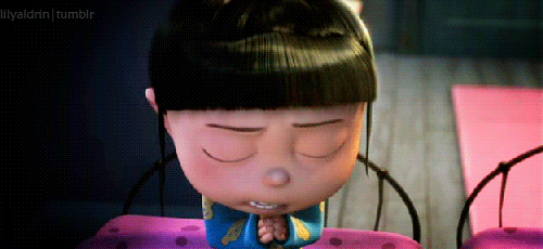 Una niña rezando en gif - Imagui