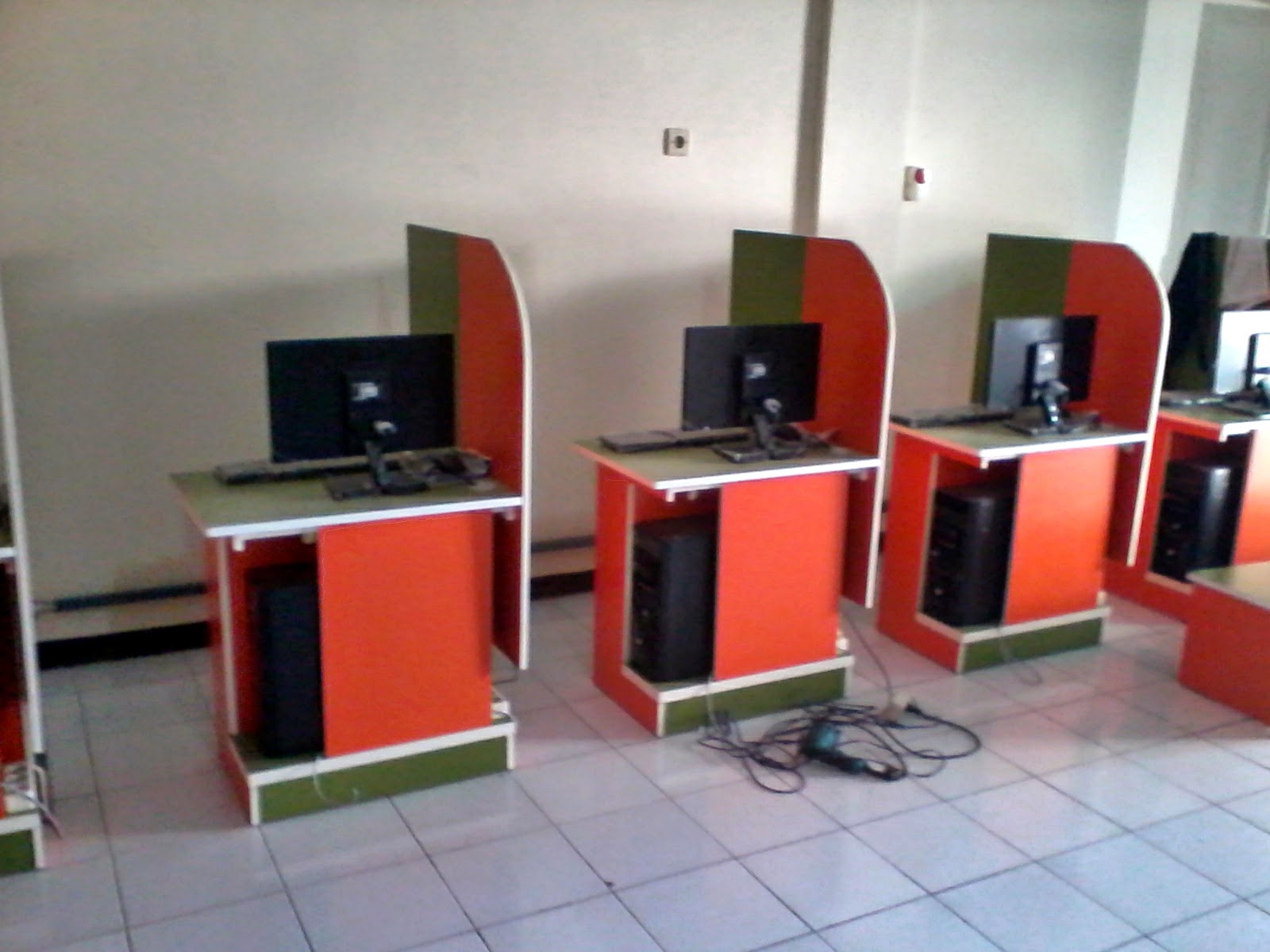 27 Desain Meja Operator Warnet - Desain Furniture