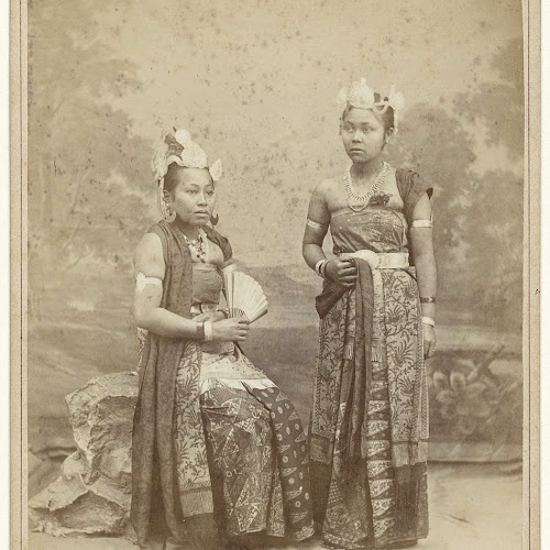 Portret van twee onbekende vrouwen in Javaanse batiks, F.D. van ...