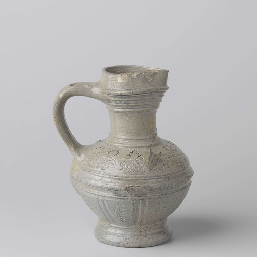 Jug with foliate scrolls and grapes, anonymous, c. 1570 - c. 1600 - Rijksmuseum