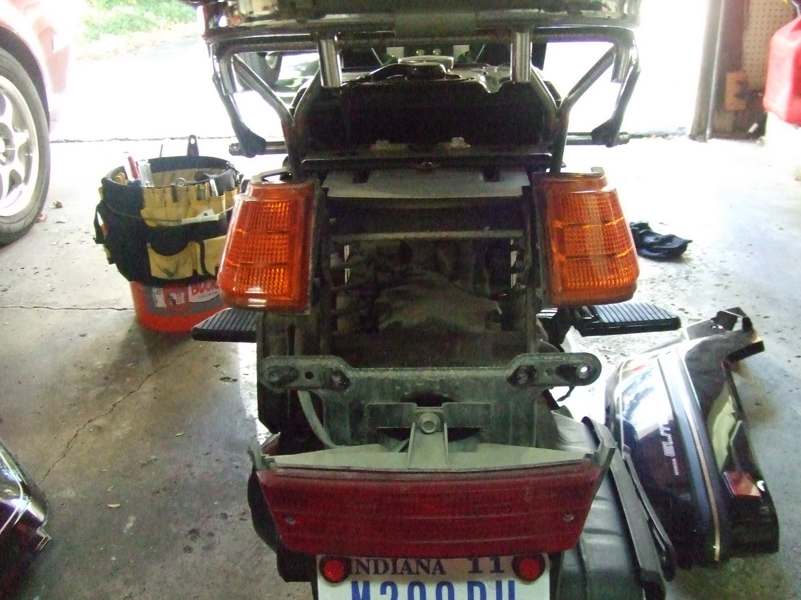 Honda Elite Scooters: How to: remove the rear body panels