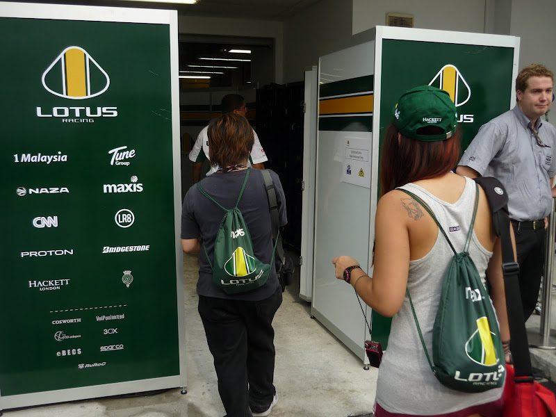 Simon Says: Singapore Grand Prix 2010 - Visiting Team Lotus F1 Pit
