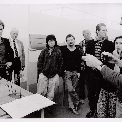 De commissie Kunstopdrachten beoordeelt een niet uitgevoerd ontwerp ...