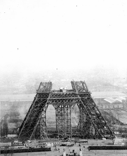 Construction de la tour Eiffel. Paris, avril 1888. - © Roger-Viollet — Google Arts & Culture