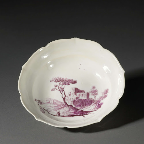 Schaal met geschulpte rand, op het plat beschilderd in paars met een ...