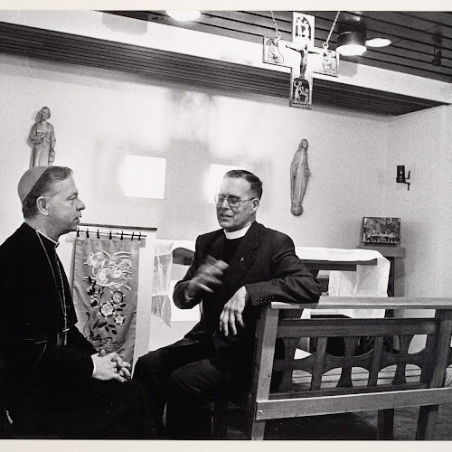 Mgr. Bär in gesprek met de Nederlandse aalmoezenier Wassenberg, Oscar ...