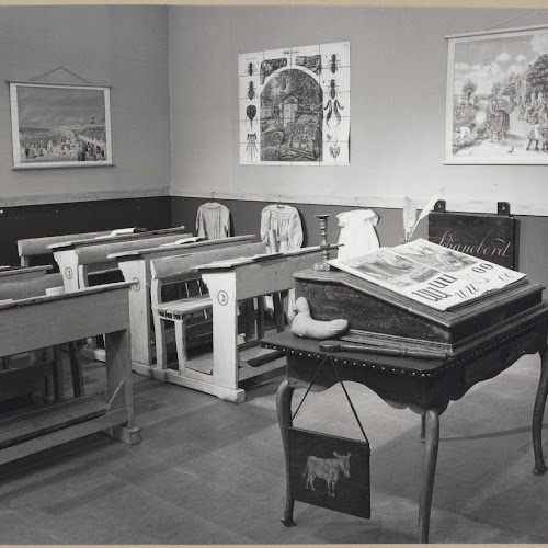 Ruimte ingericht als oude schoolklas, c. 1963 - c. 1964 - Rijksmuseum