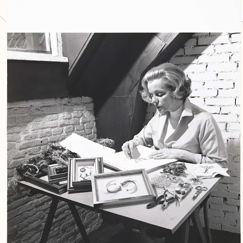 Portret van Cecile Dreesman, zij maakt sculpturen met naald en draad ...